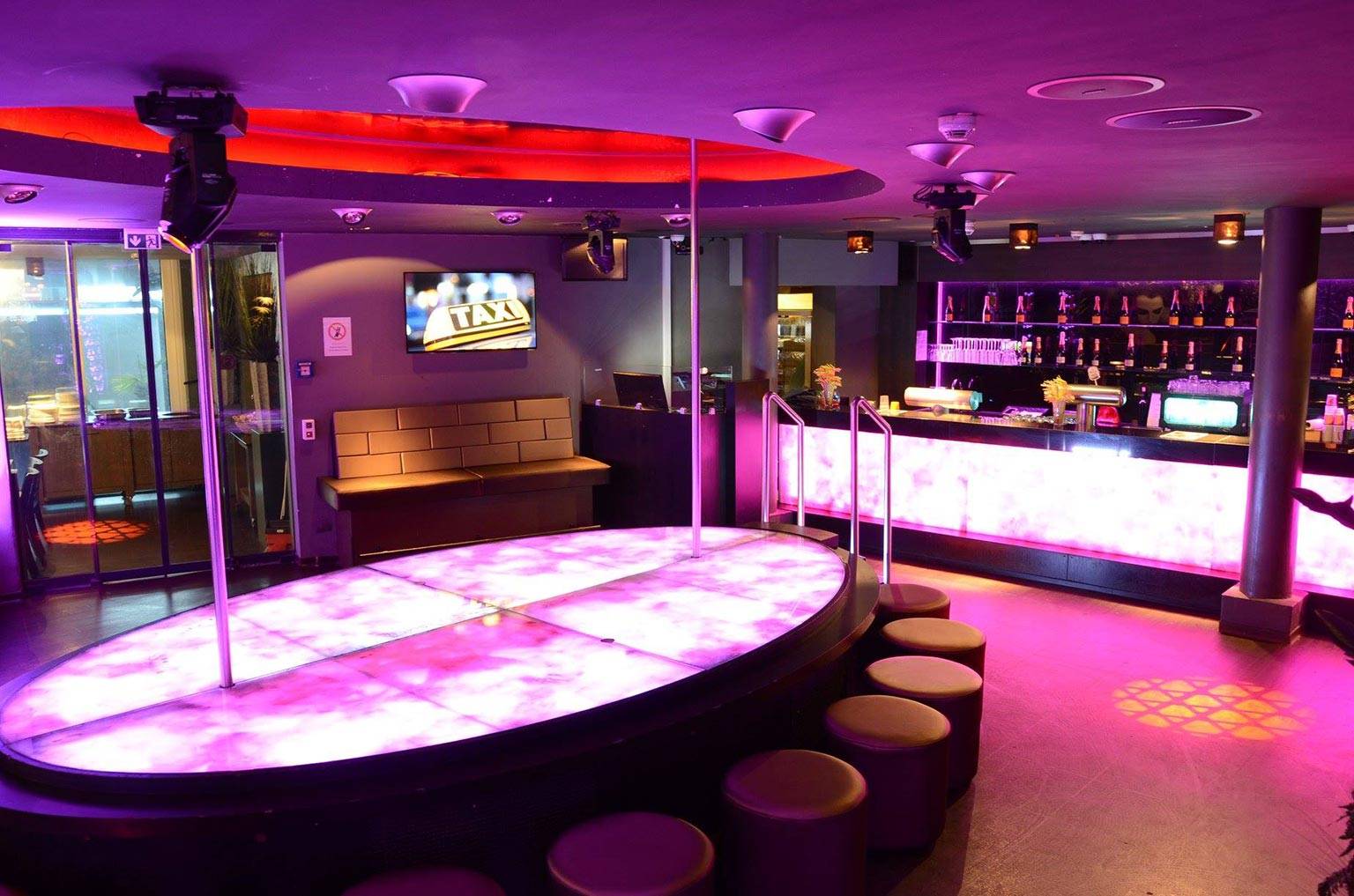 Erleben Sie ungezwungene Momente in der Samya FKK Saunaclub Bar in Köln!